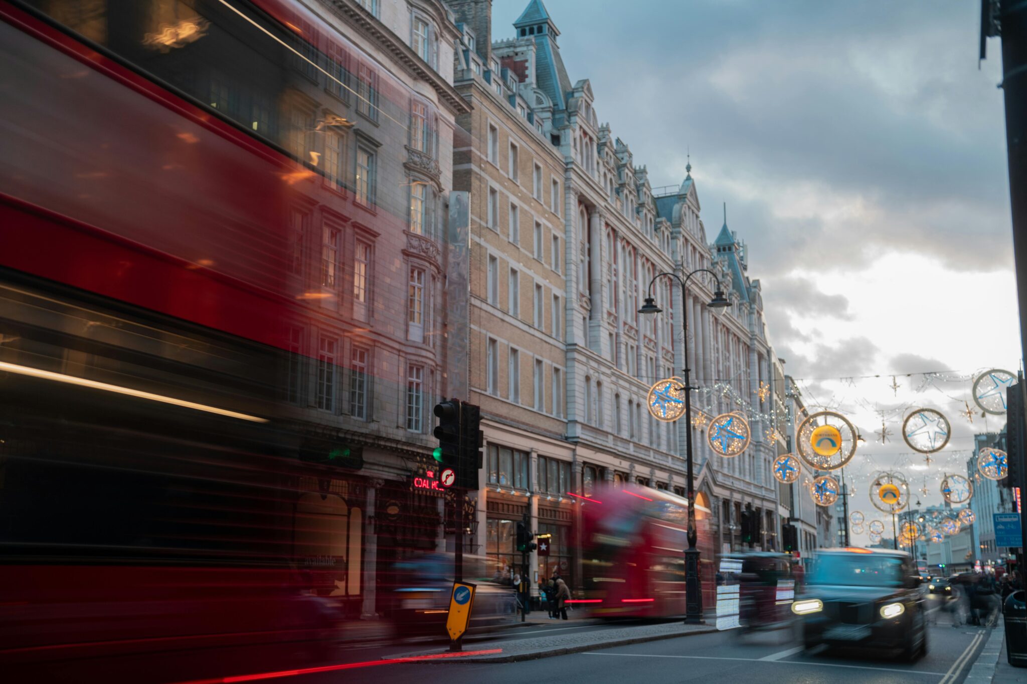Why Faces Are Blurred in Photos ? - Blog Blurit